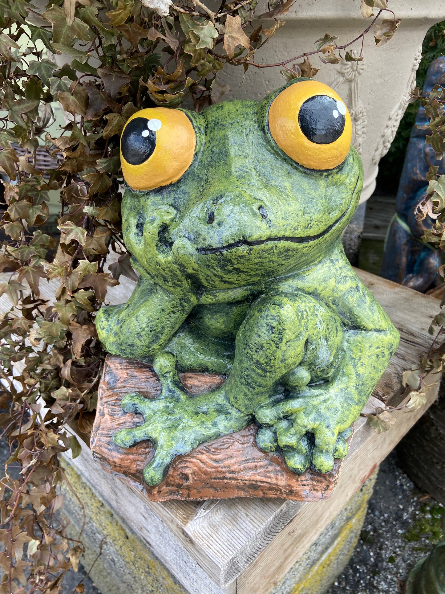 Big Eyed Frog Statue – Ziegler's Statuary
